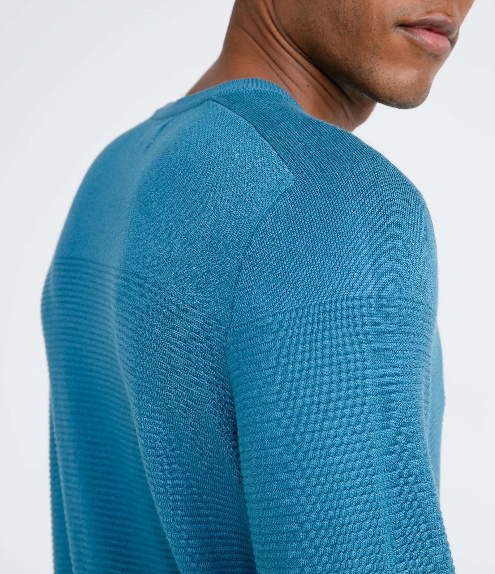 Suéter Comfort em Tricô Texturizado com Recortes Azul Mar