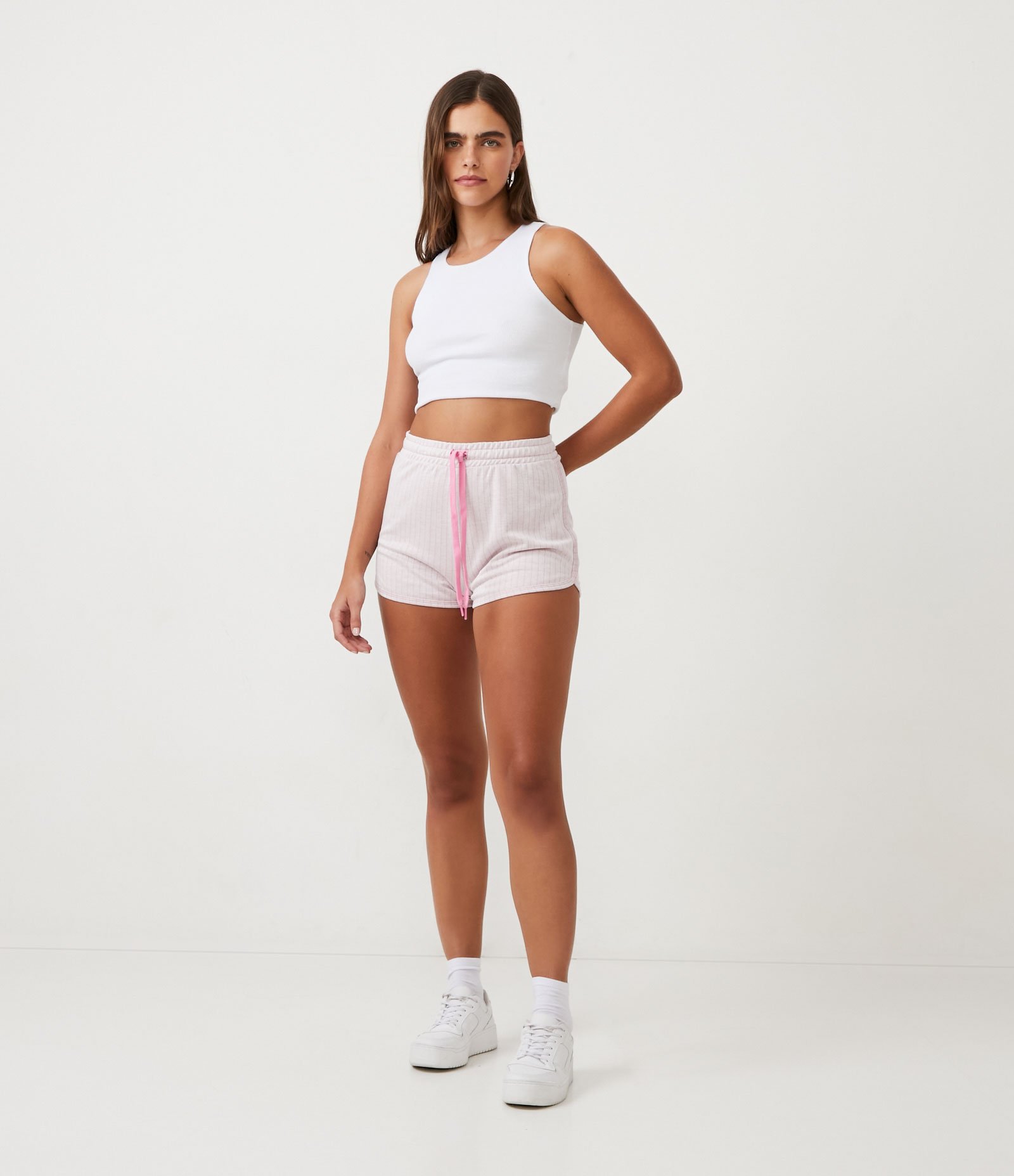 Short Runner em Moletinho Estampa Risca de Giz com Amarração no Cós Rosa