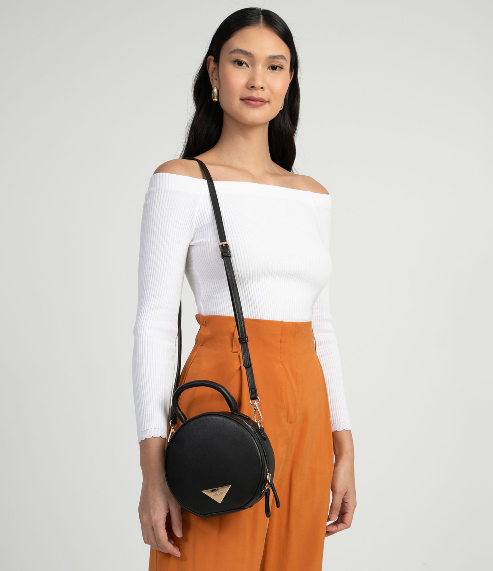 Bolsa Transversal Redonda com Alça de Mão Preto