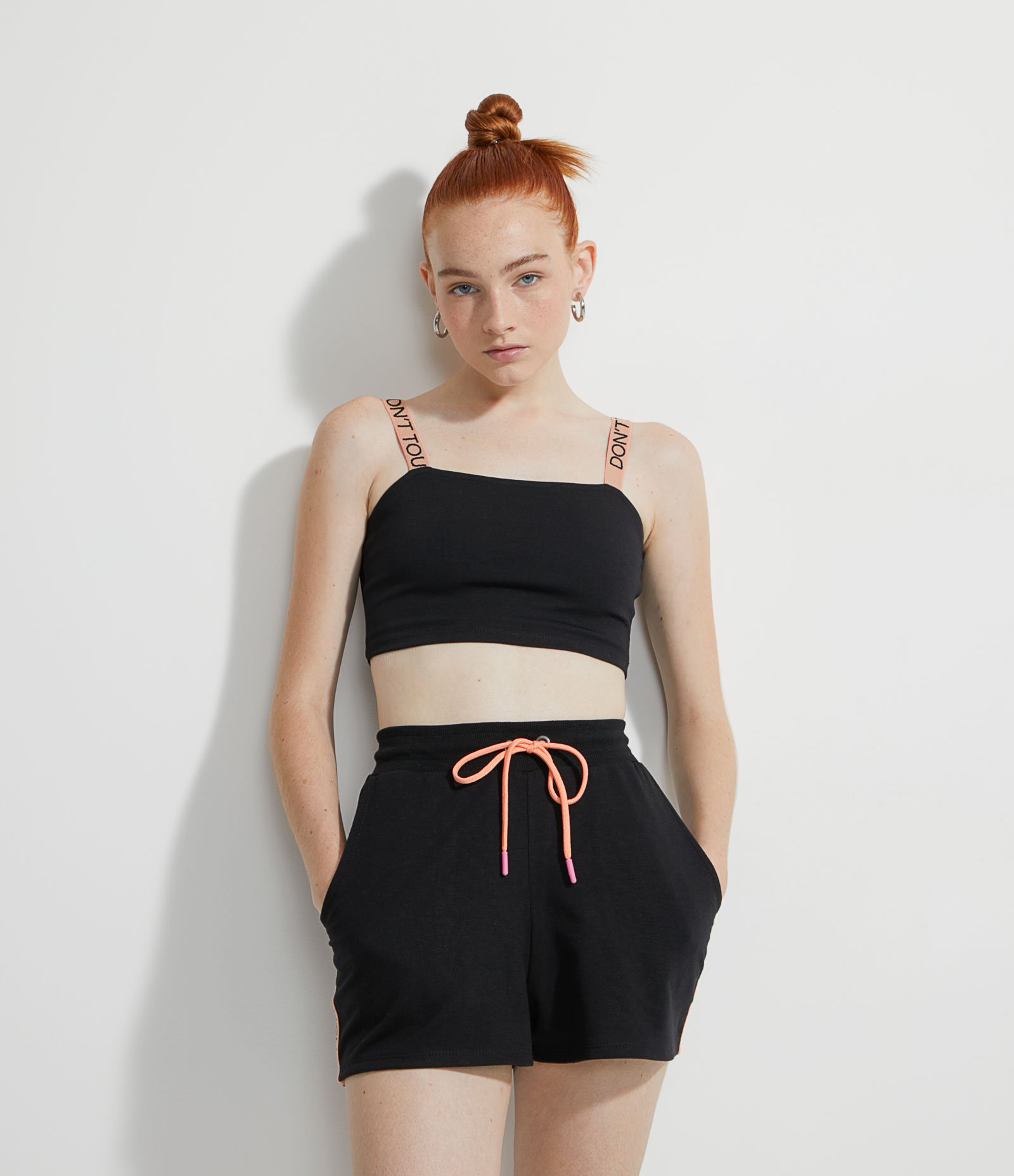 Blusa Cropped Sem Mangas com Lettering nas Alças Preto
