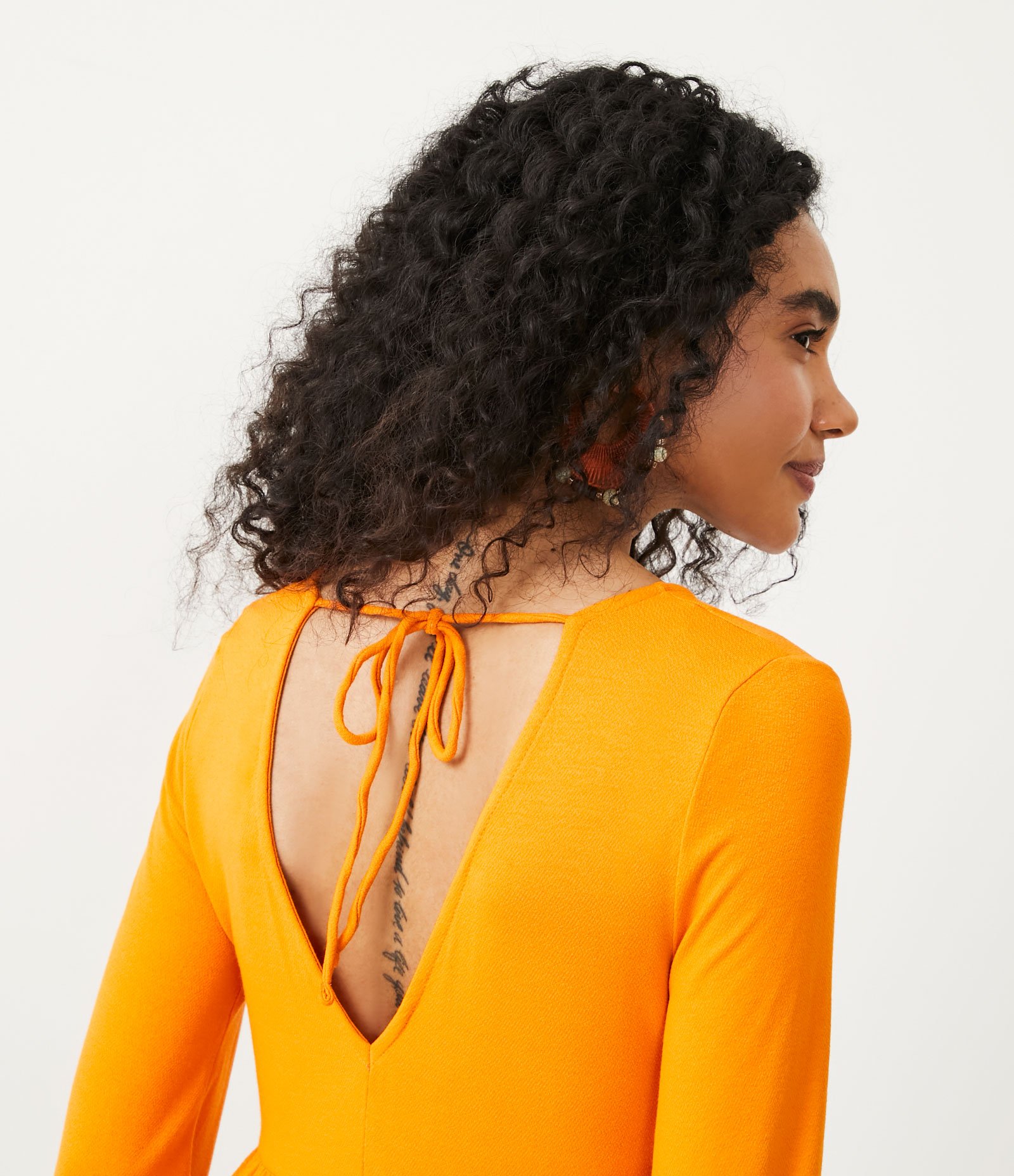 Vestido Curto em Malha Crepe com Manga Longa e Decote V Amarelo