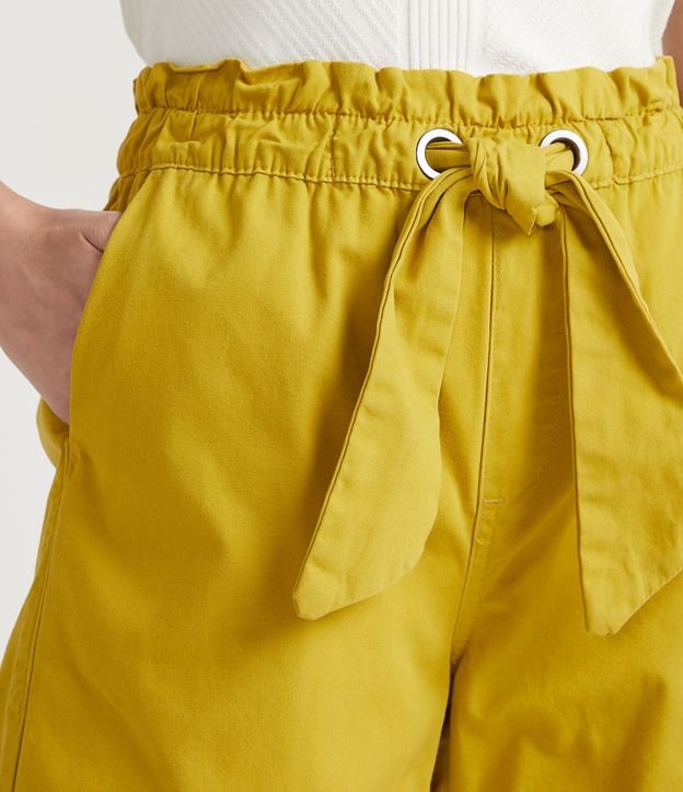 Bermuda Clochard em Sarja com Cós Elástico e Amarração Amarelo