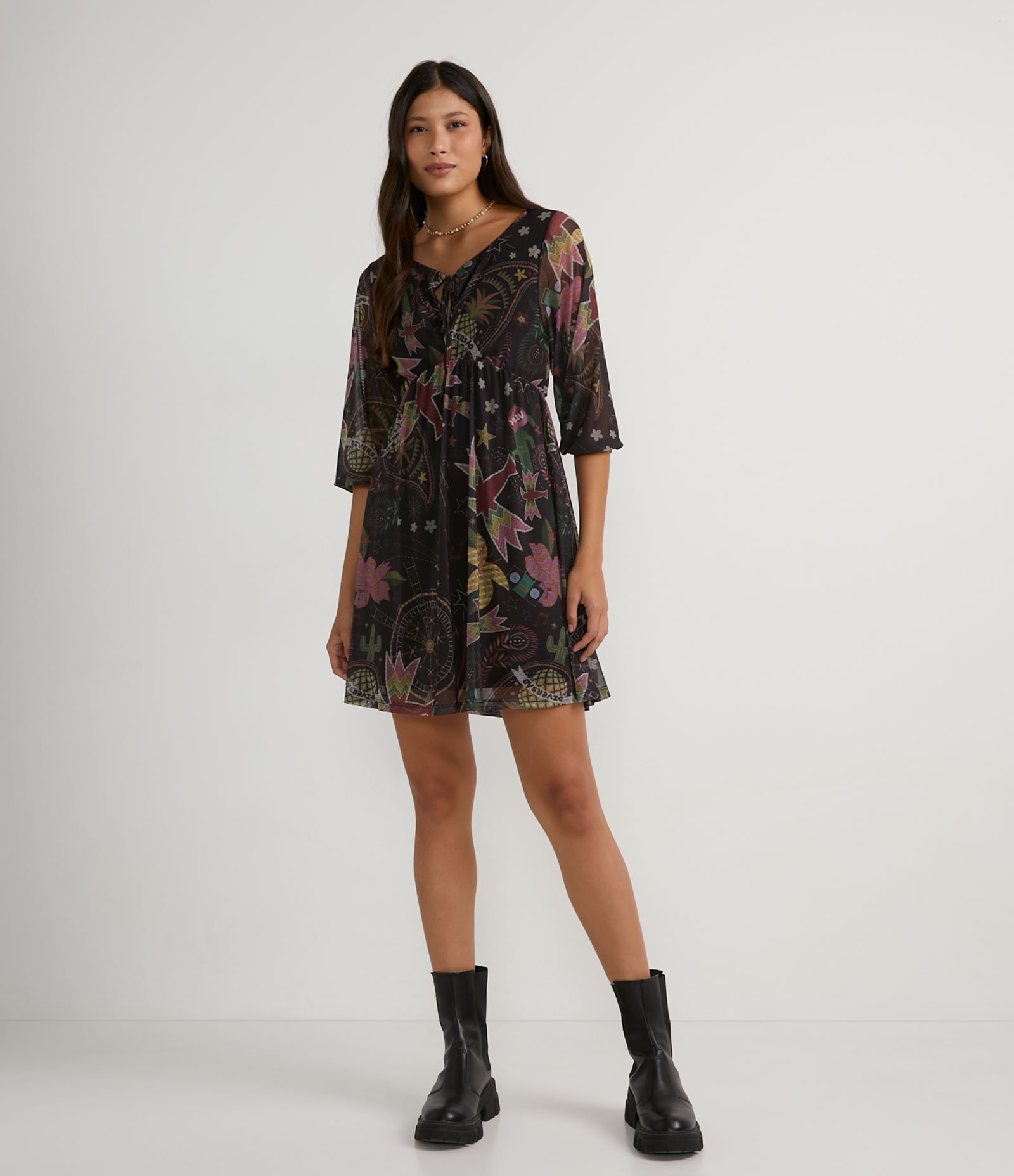 Vestido Curto Estampado com Amarração no Decote e Manga 3/4 Preto