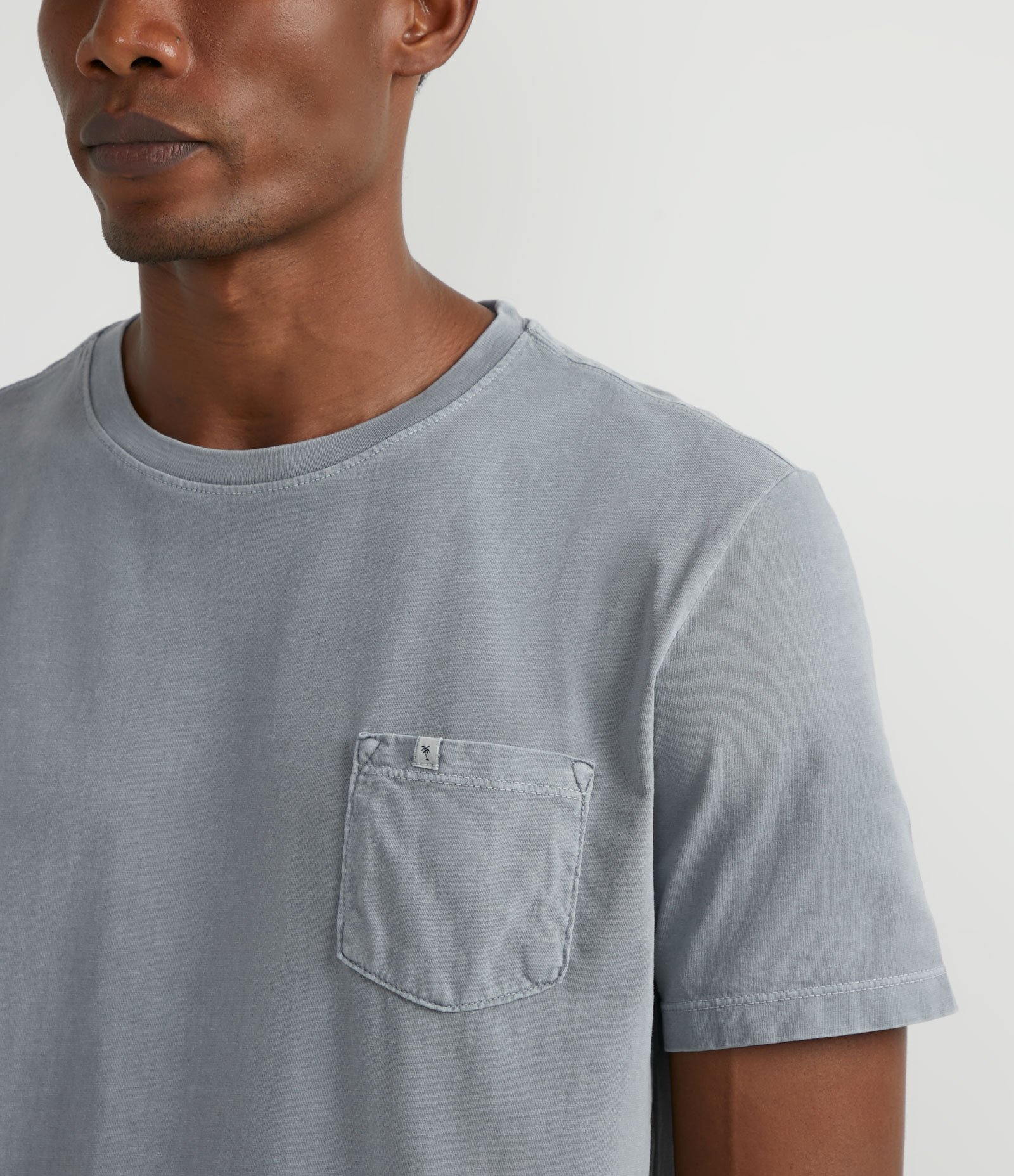 Camiseta Regular em Algodão com Bolsinho e Efeito Estonado Camiseta Regular em Algodão com Bolsinho e Efeito Estonado