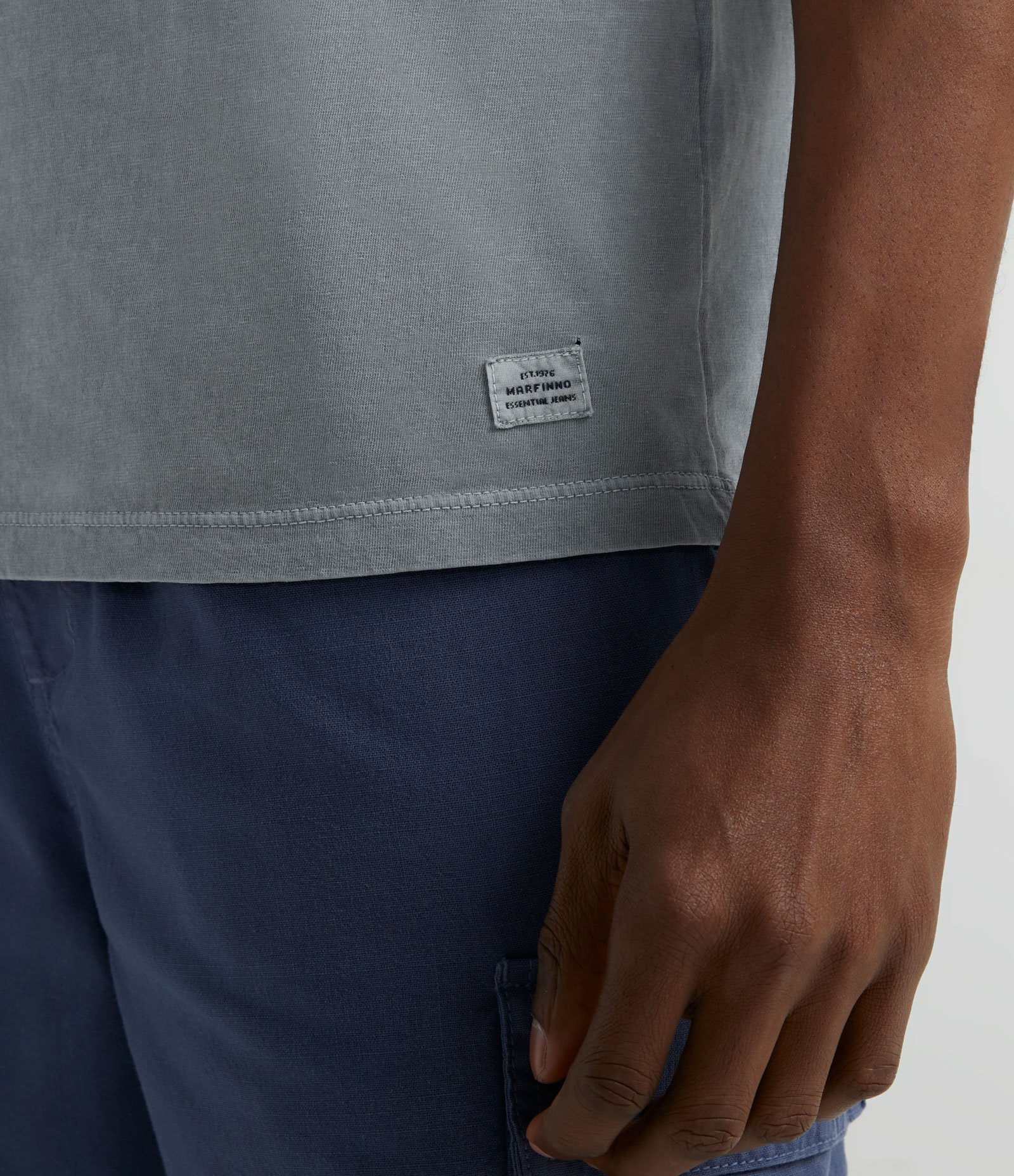 Camiseta Regular em Algodão com Bolsinho e Efeito Estonado Camiseta Regular em Algodão com Bolsinho e Efeito Estonado