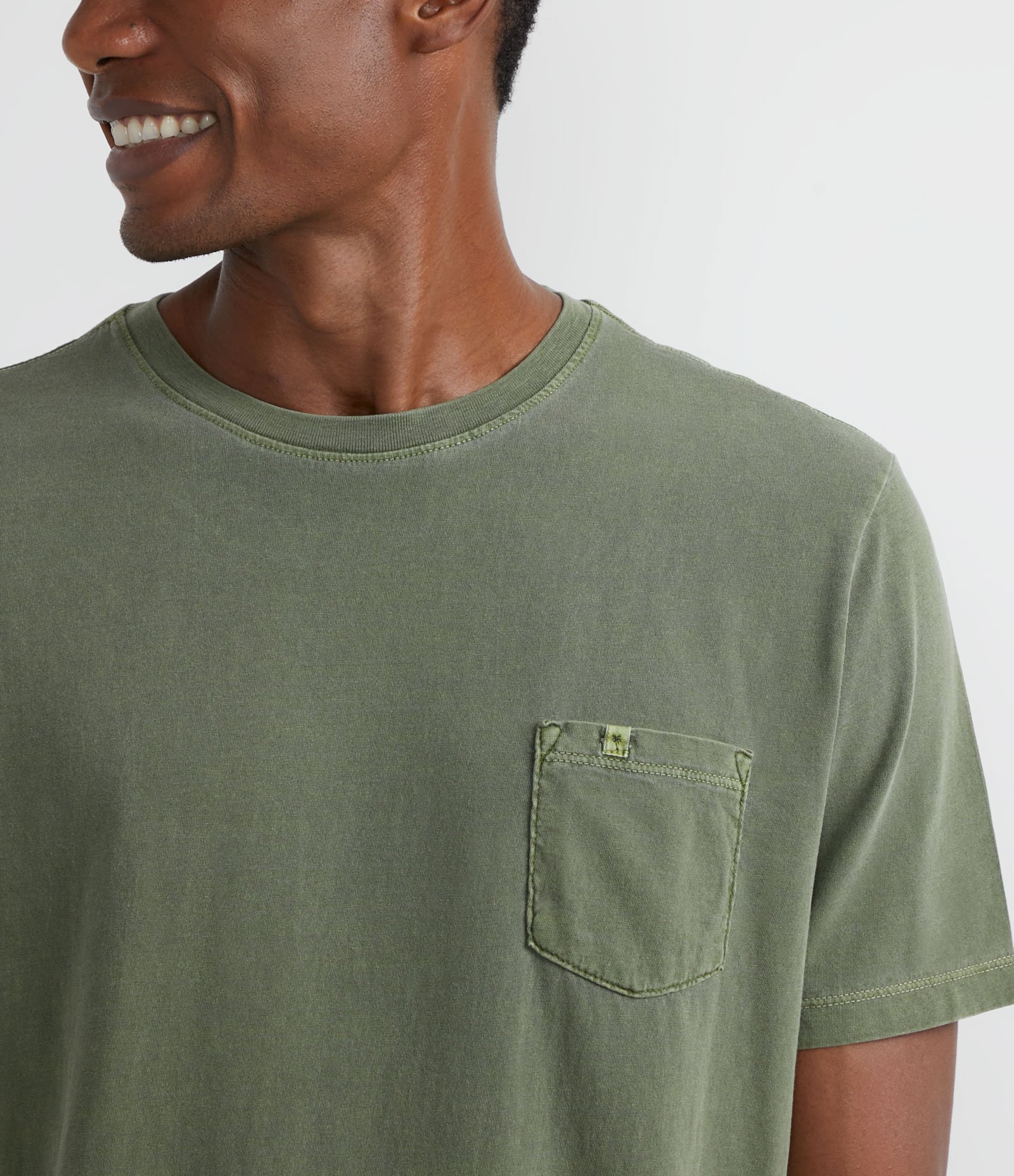 Camiseta Regular em Algodão com Bolsinho e Efeito Estonado Camiseta Regular em Algodão com Bolsinho e Efeito Estonado