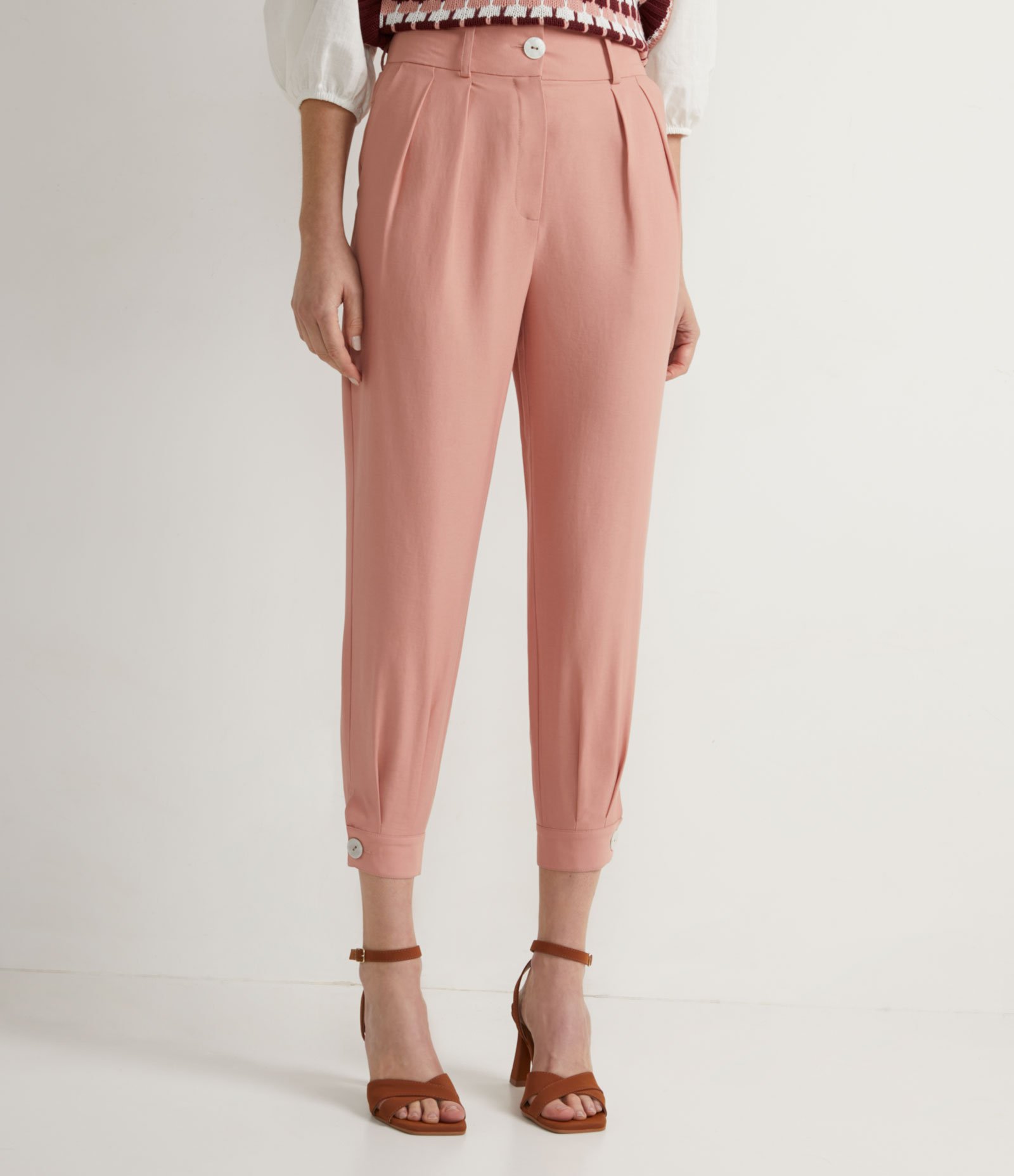 Calça Cenoura em Viscose com Pregas e Barra Ajustada Rosa