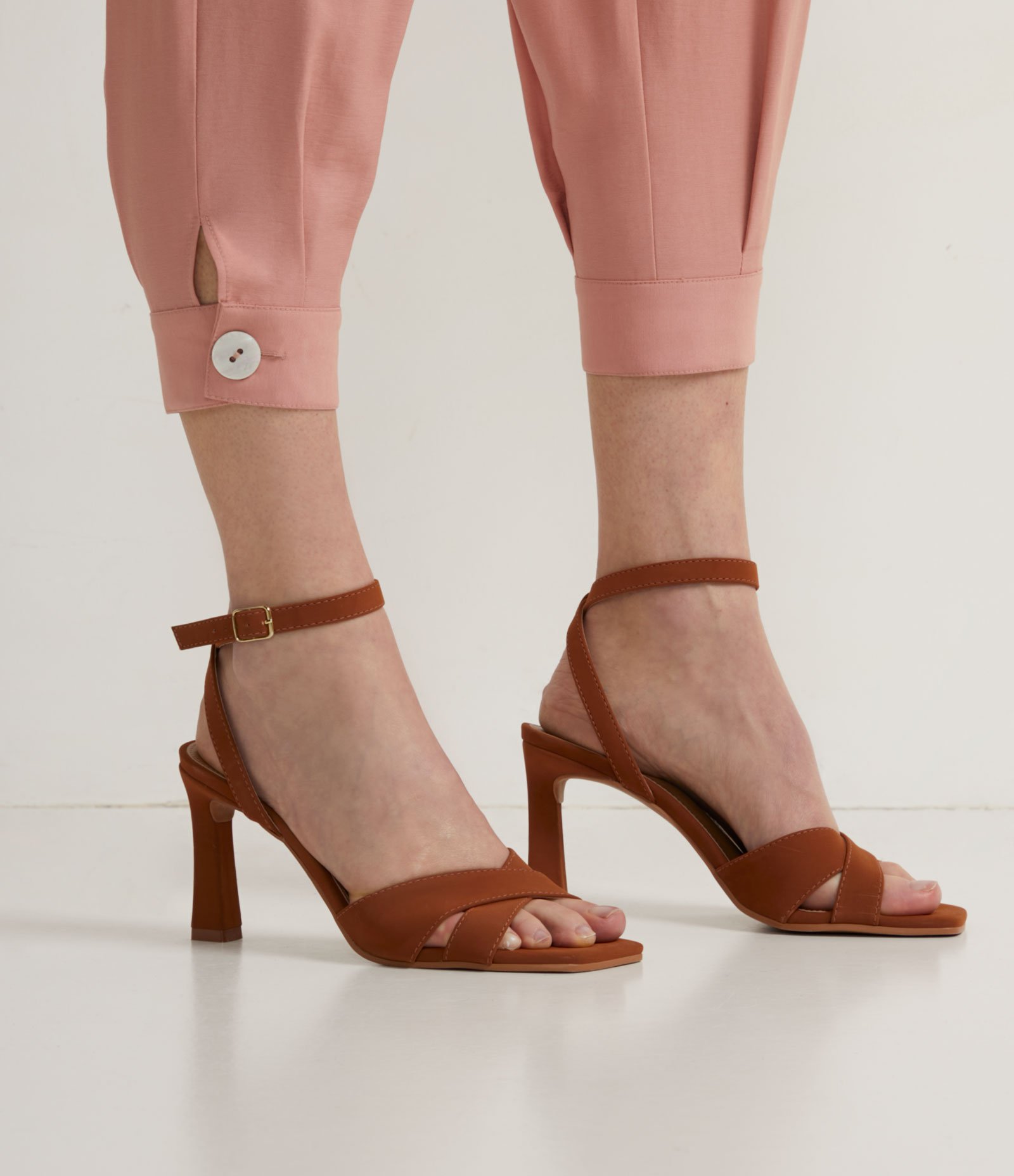 Calça Cenoura em Viscose com Pregas e Barra Ajustada Rosa