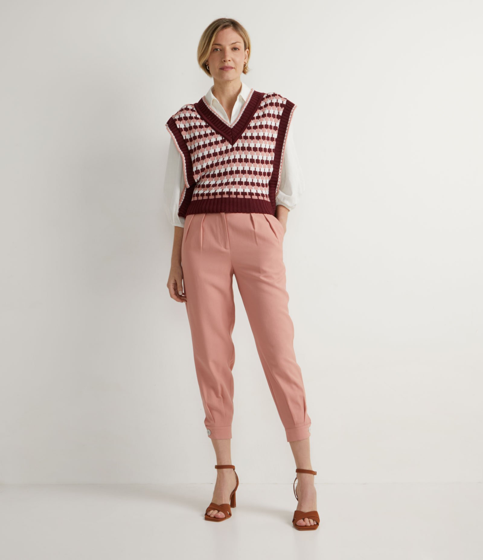 Calça Cenoura em Viscose com Pregas e Barra Ajustada Rosa