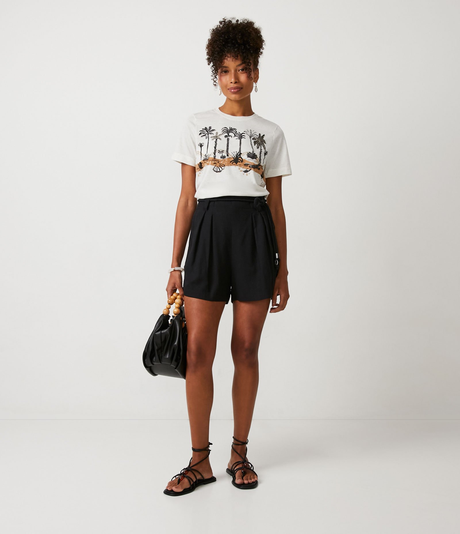 Short Clochard em Viscolinho com Cinto Corda Preto