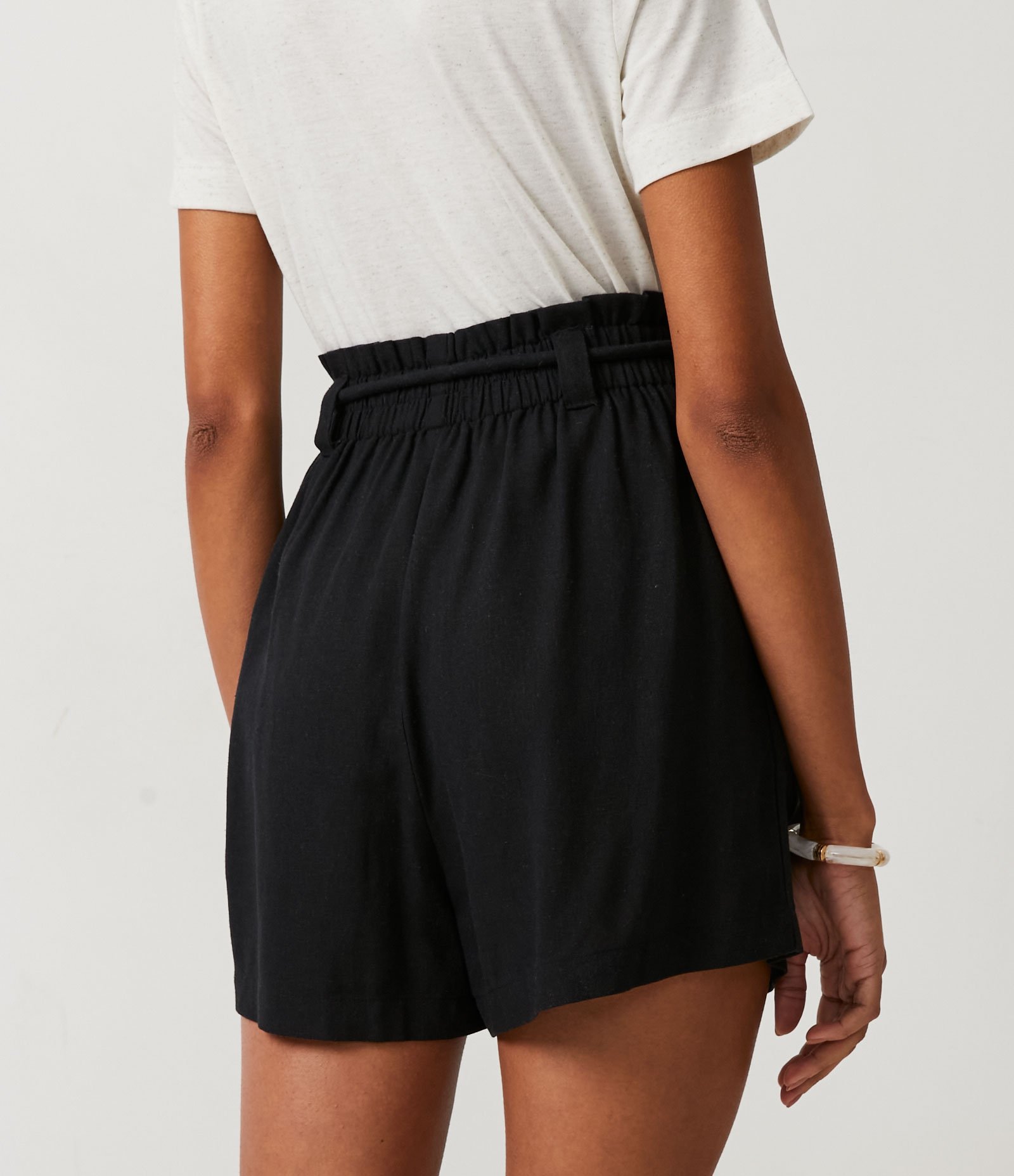 Short Clochard em Viscolinho com Cinto Corda Preto