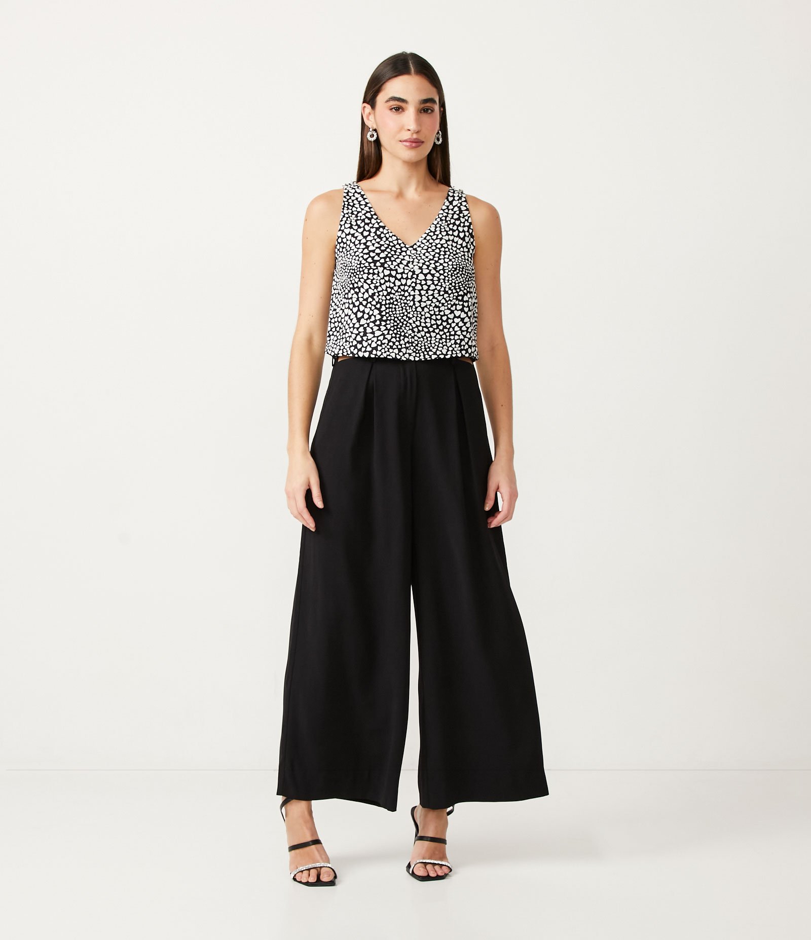 Blusa Curta com Estampa de Coração e Detalhe em Botão Preto