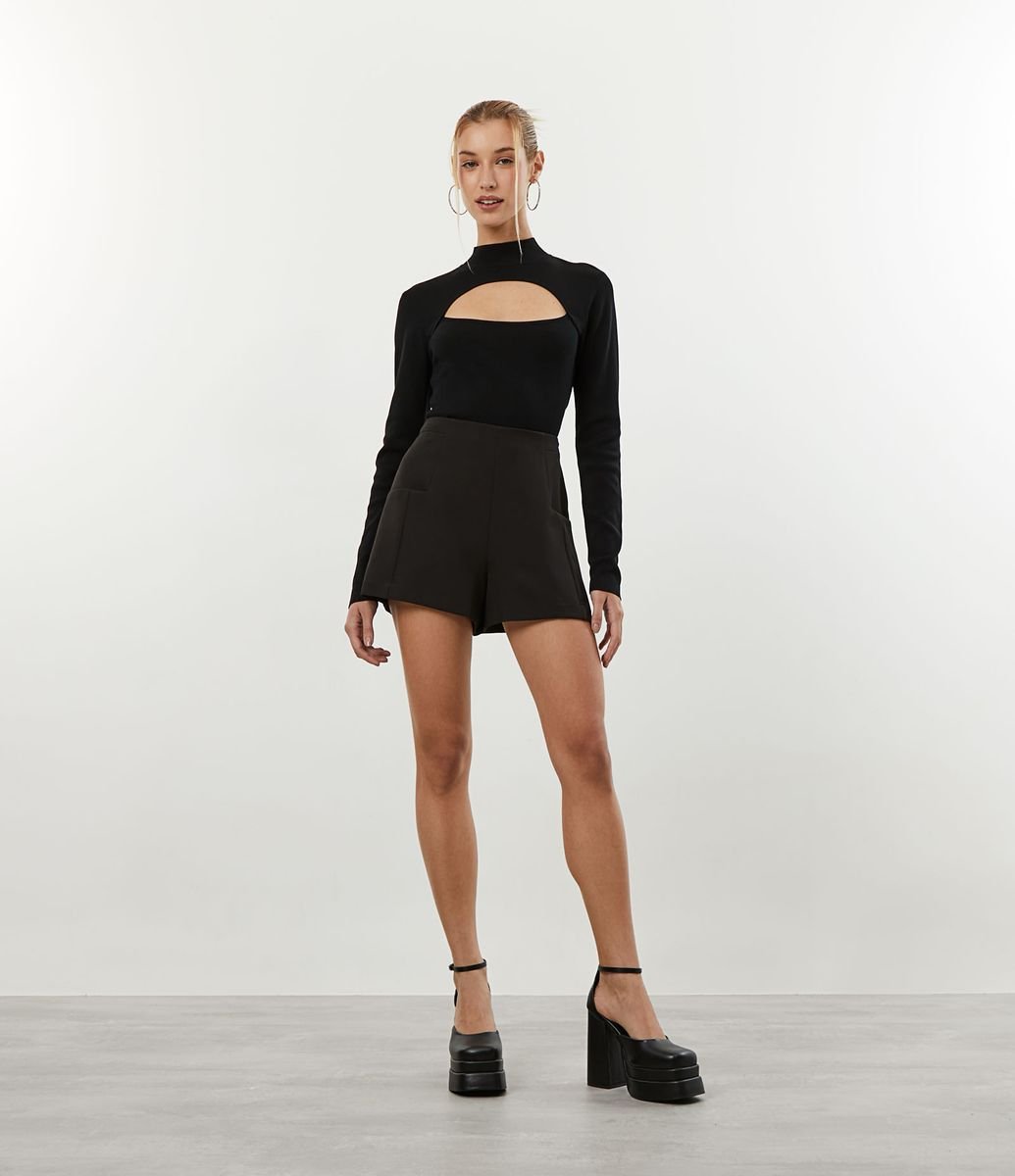 Short Curto em Crepe com Bolsos Grandes Preto - Renner