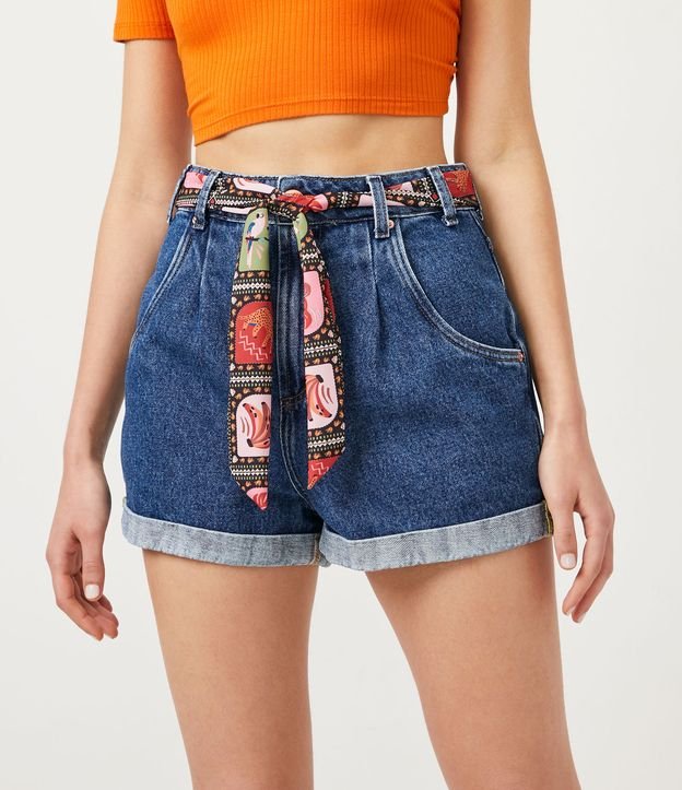 Short Mom Jeans com Cinto de Lenço Estampado Azul