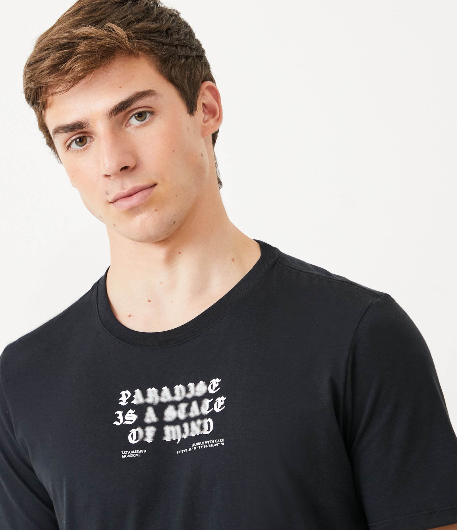 Camiseta Easy em Meia Malha com Lettering Gótico Preto