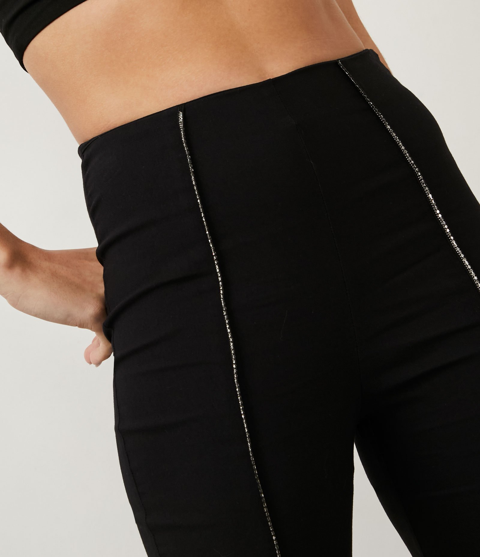 Calça Flare em Bengaline com Fendinha e Strass Preto