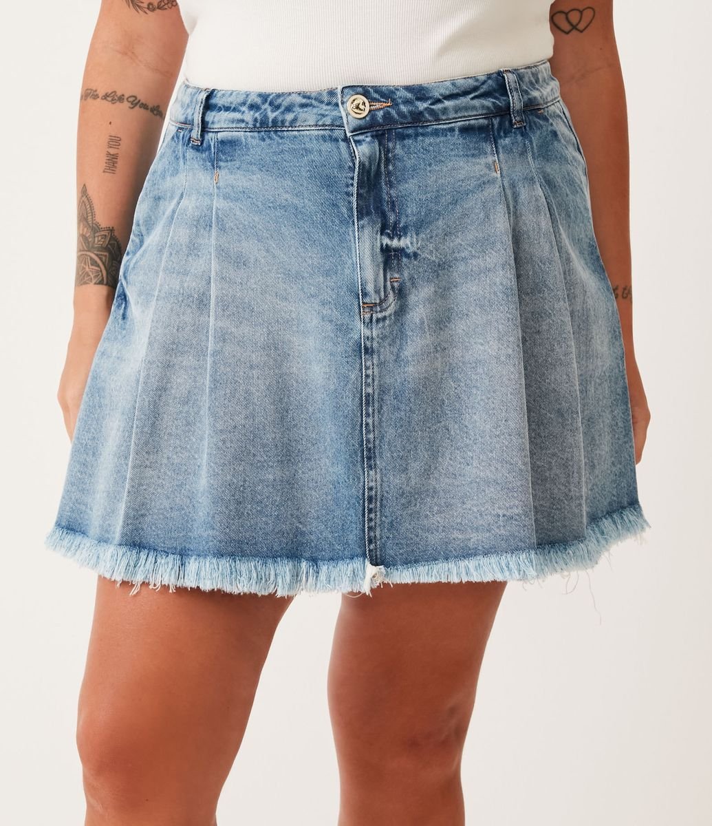 Short Saia Jeans com Botão de Coração e Barra Desfiada Curve & Plus Azul