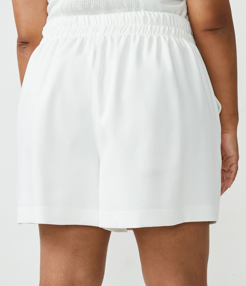 Short em Alfaiataria com Detalhe na Cintura Curve & Plus Size Branco ...