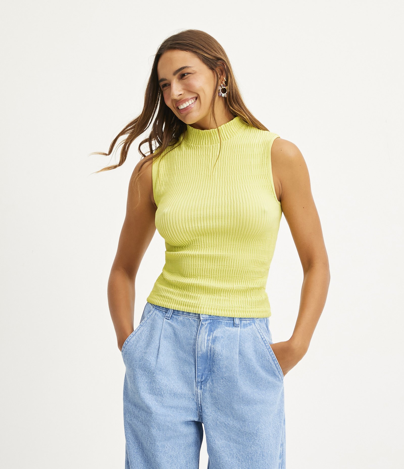 Blusa sem Manga em Poliamida com Golinha Alta Verde Lima