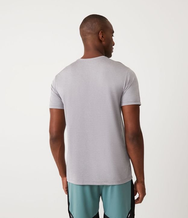 Camiseta Esportiva com Estampa de Lettering Degradê Cinza Camiseta Esportiva com Estampa de Lettering Degradê Cinza