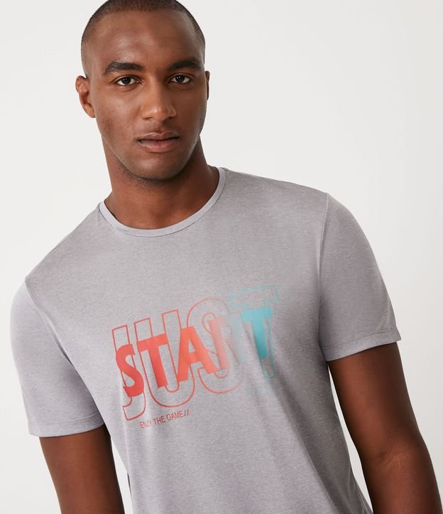 Camiseta Esportiva com Estampa de Lettering Degradê Cinza Camiseta Esportiva com Estampa de Lettering Degradê Cinza