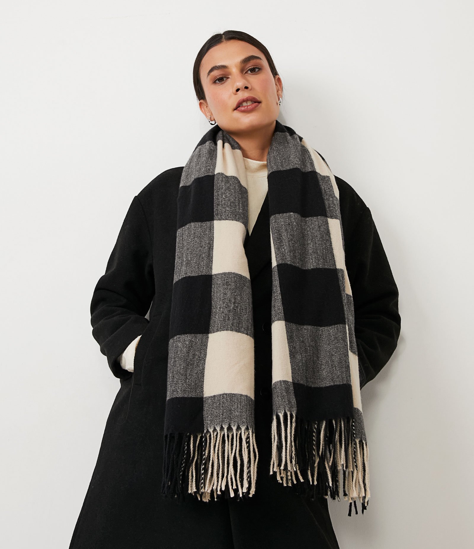 Cachecol Retangular com Franjas e Estampa Xadrez Bege/ Preto/ Cinza