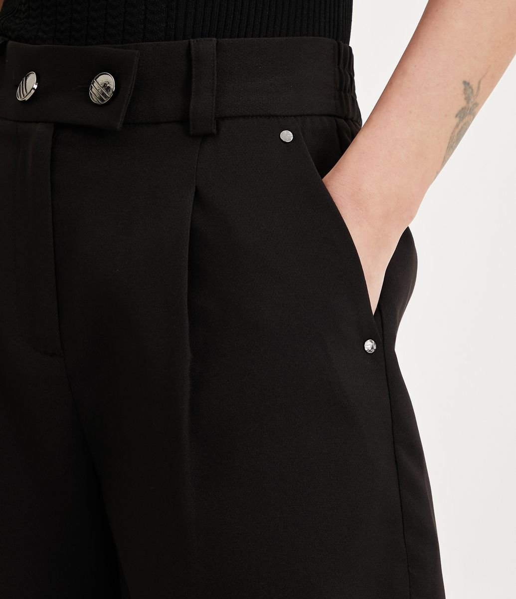 Short Alfaiataria com Cós Transpassado e Elástico nas Costas Preto - Renner