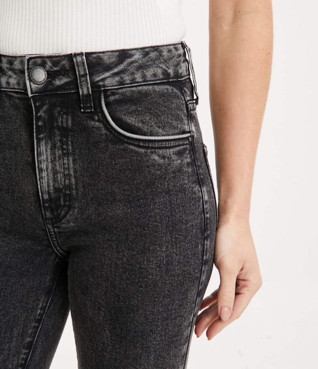 Calça Skinny Jeans com Efeito Estonado e Barra Desfiada Preto Estonado ...