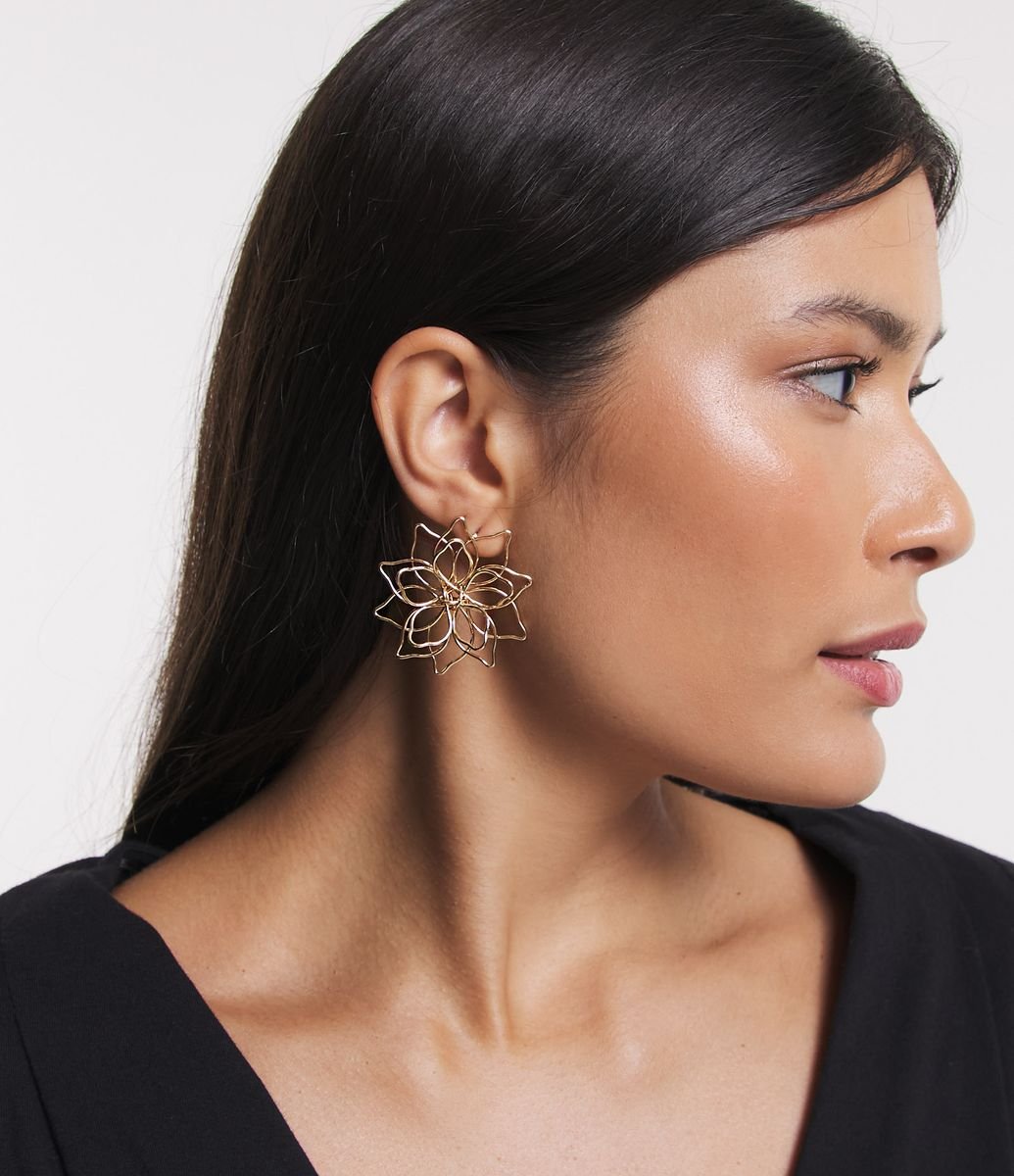 Brinco em Metal com Formato de Flor Vazada Dourado