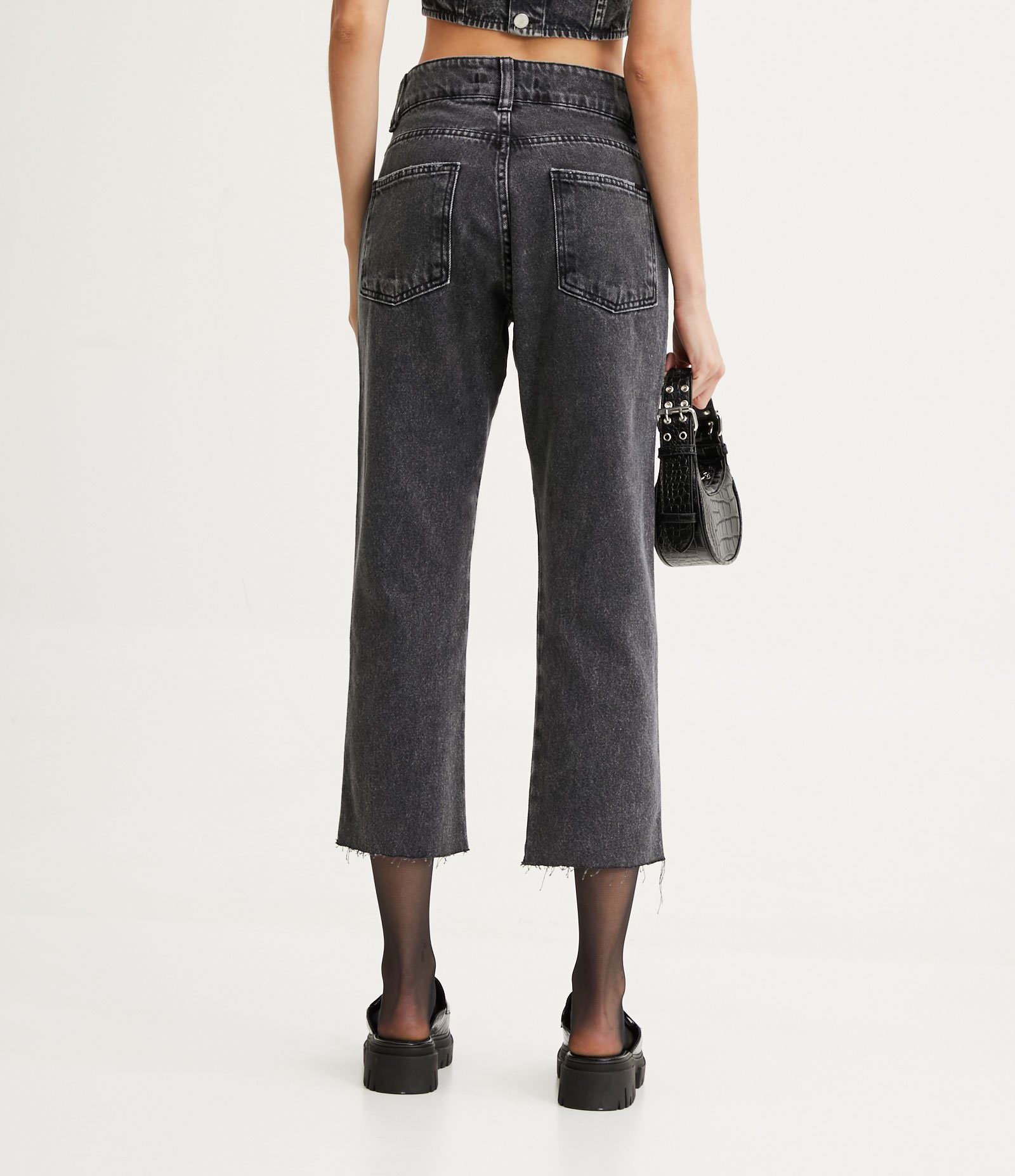 Calça Reta Cintura Alta em Jeans com Bolsos com Tachas Preto