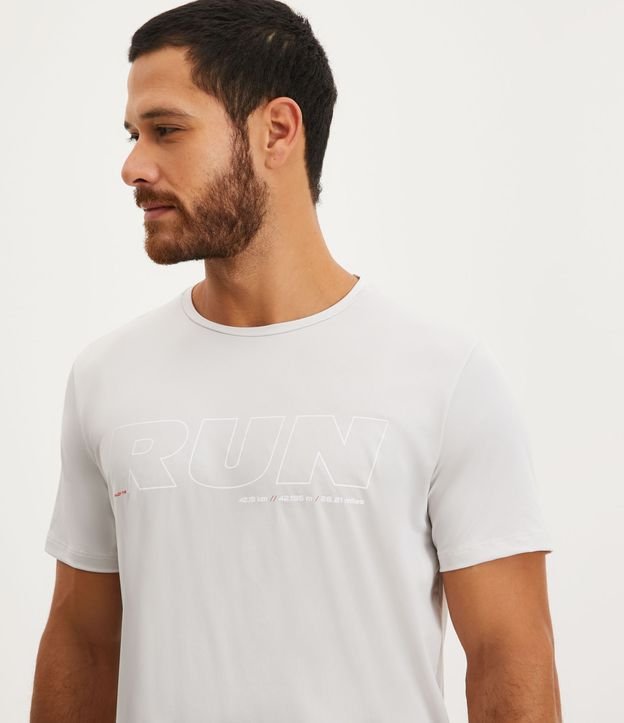 Camiseta Esportiva com Textura e Estampa de Lettering Run Cinza Camiseta Esportiva com Textura e Estampa de Lettering Run Cinza