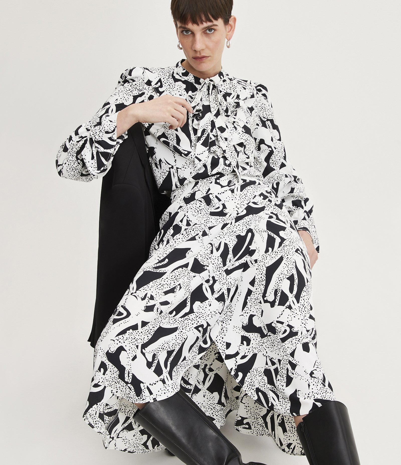 Saia Longa Transpassada em Crepe com Estampa Abstrata Branco Neve