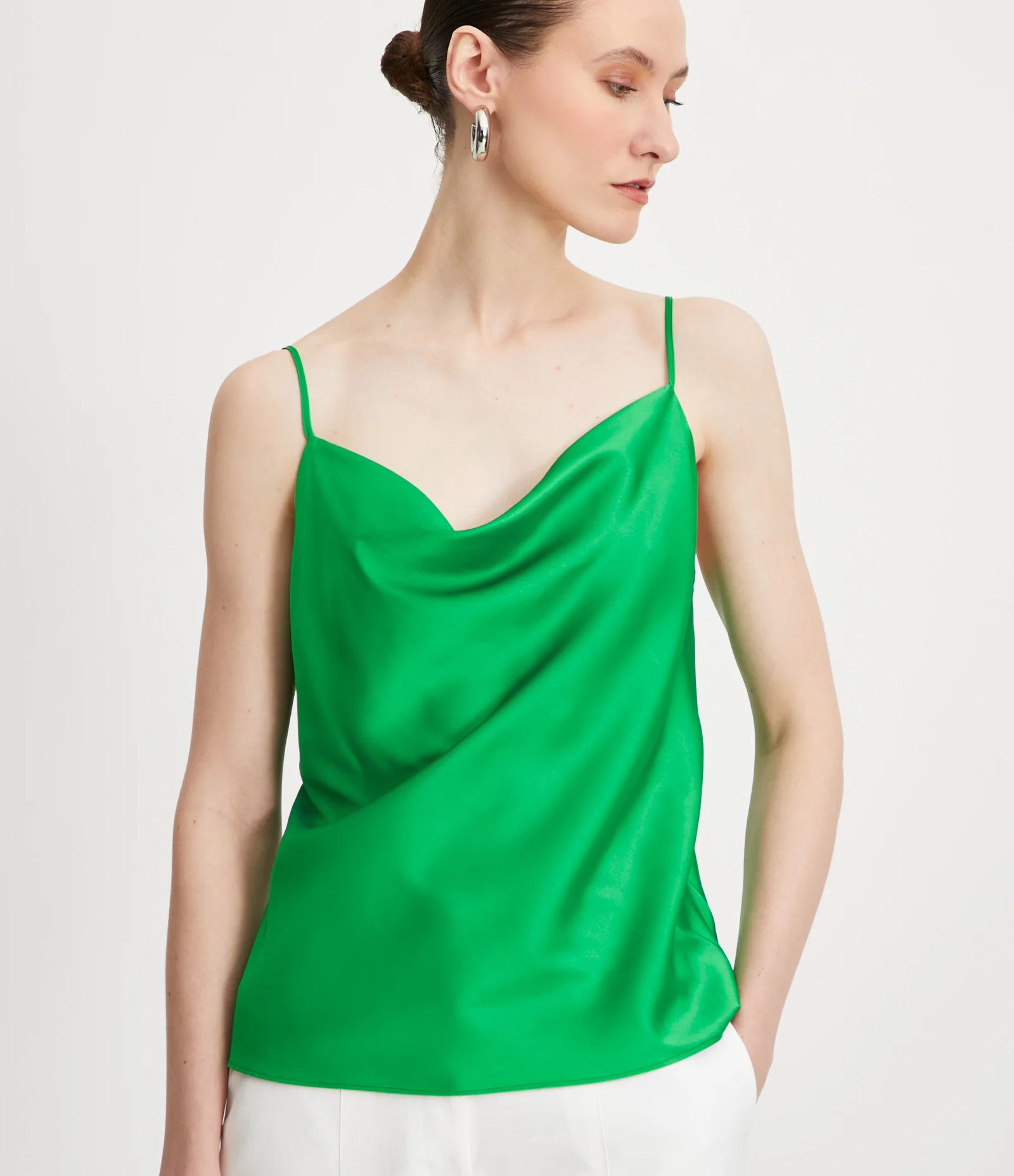 Blusa de Alcinha em Cetim com Decote Degagê Verde