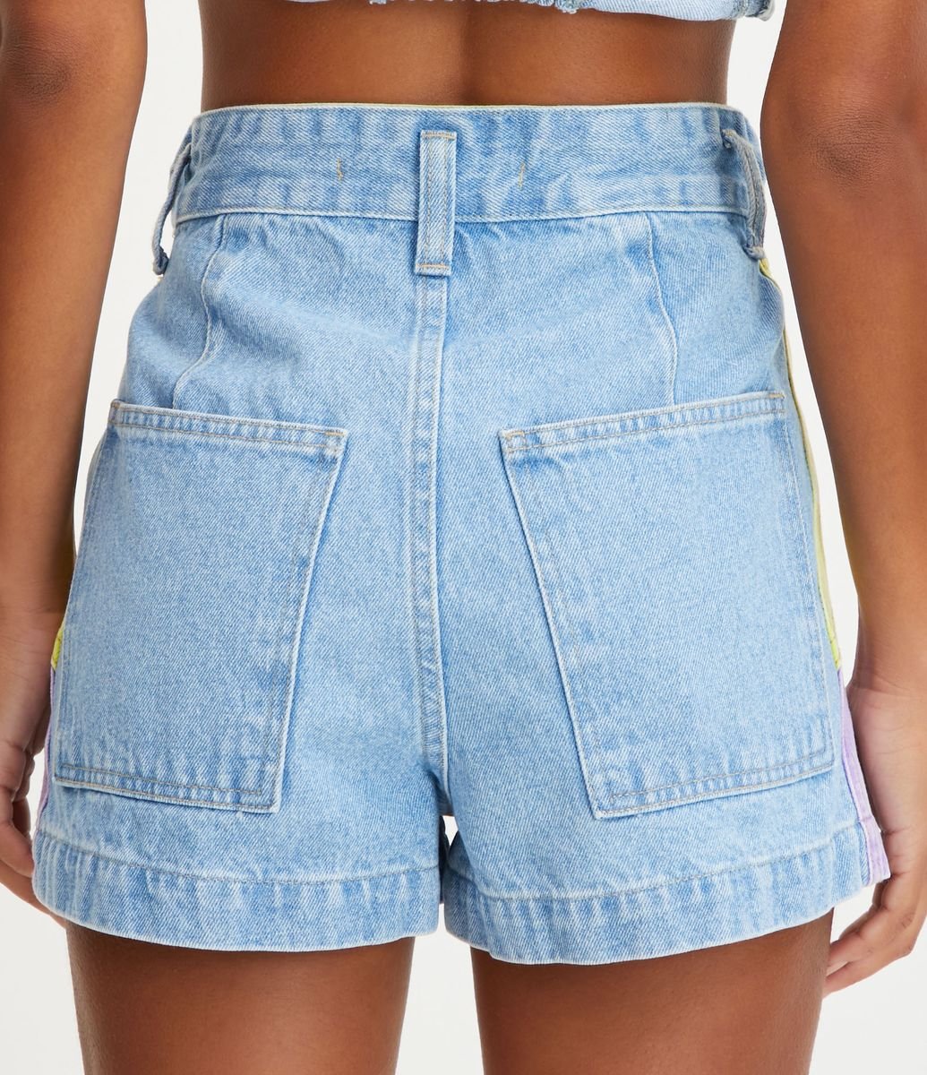 Short Baggy em Jeans com Recortes Laterais e Cordão no Cós e Recorte ...