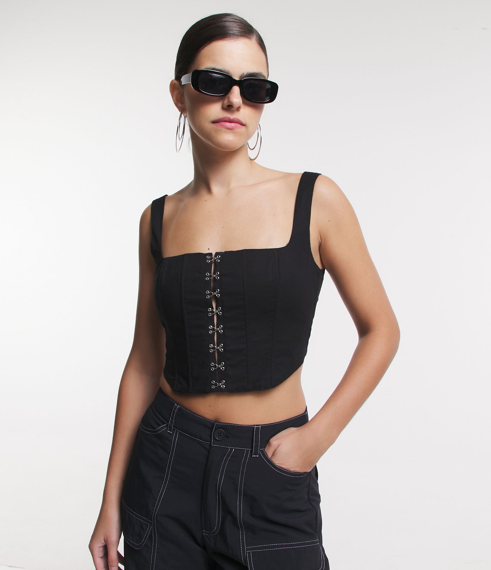 Blusa Cropped em Alfaiataria Corsetada com Colchetes Frontais Preto