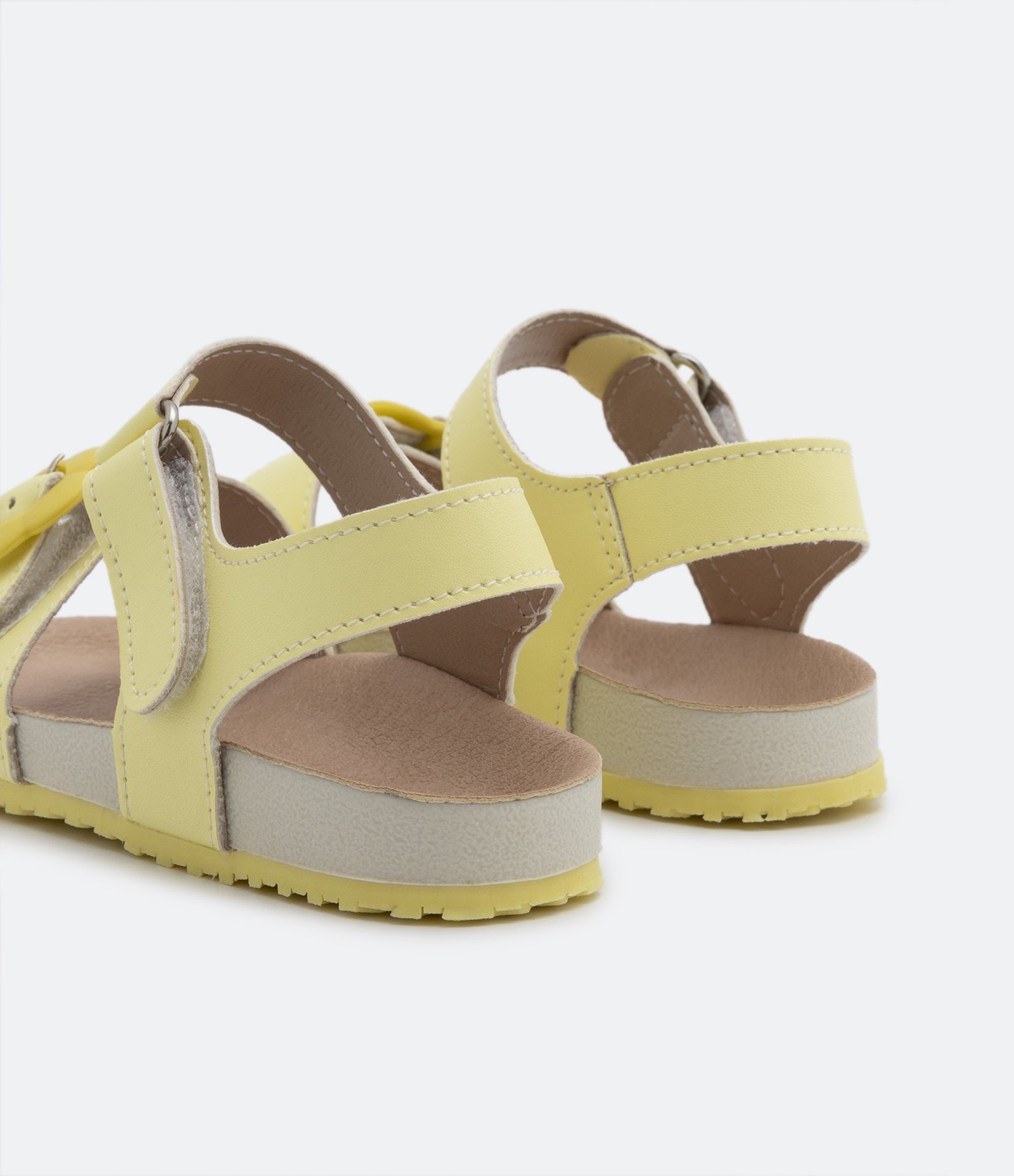 Sandália Infantil em Pu com Velcro e Fivela de Florzinha - Tam 20 ao 27 ...