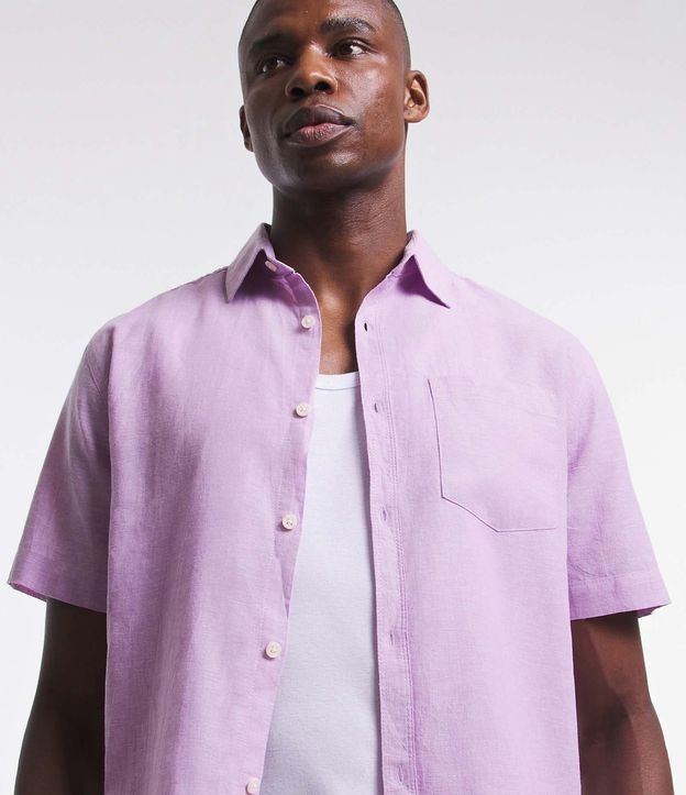 Camisa Comfort Básica em Linho com Bolso Frontal Roxo Violeta