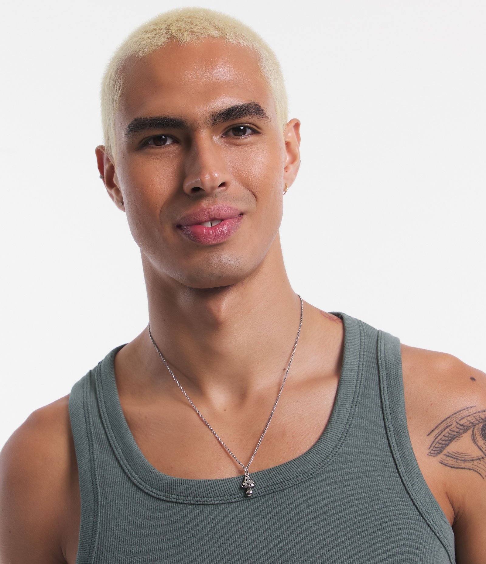 Colar em Metal com Pingente de Cogumelo Prata