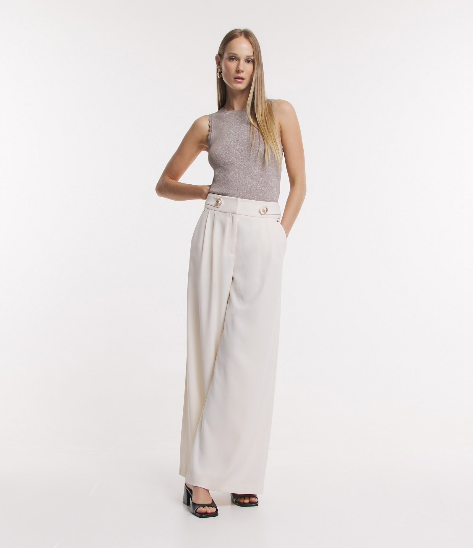 Blusa Sem Manga em Viscose com Brilho e Textura Nuvem Marrom Blusa Sem Manga em Viscose com Brilho e Textura Nuvem Marrom