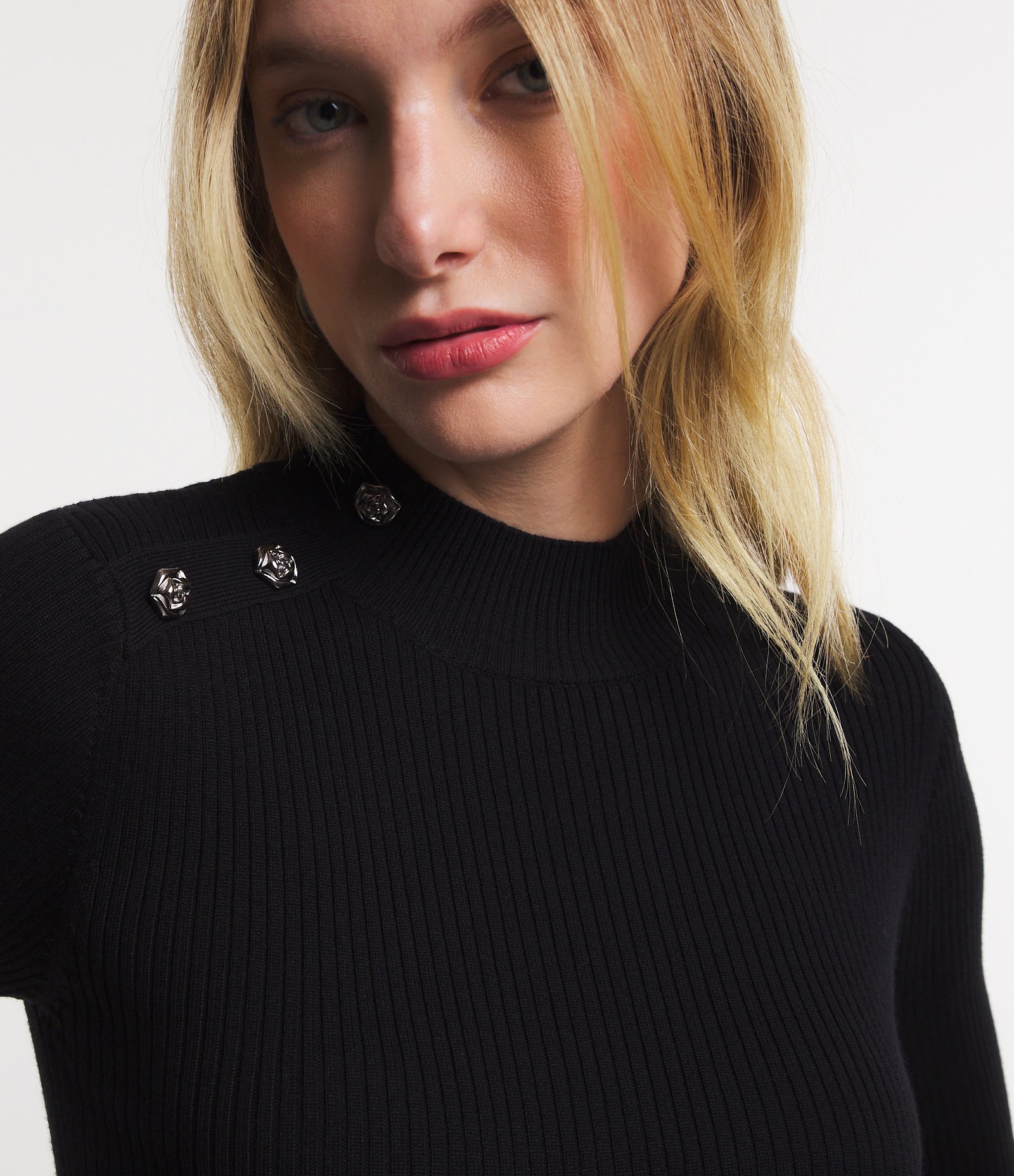 Blusa em Viscose com Botões no Ombro e Textura Canelada Preto