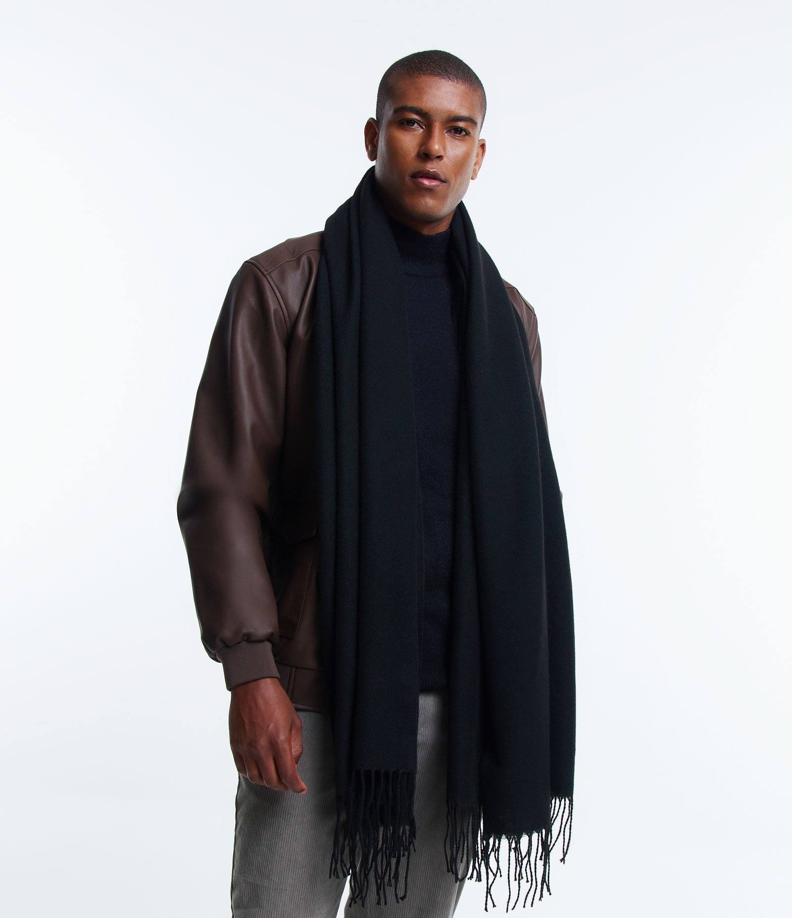 Cachecol Dupla Face em Tricô com Franjas nas Pontas Preto