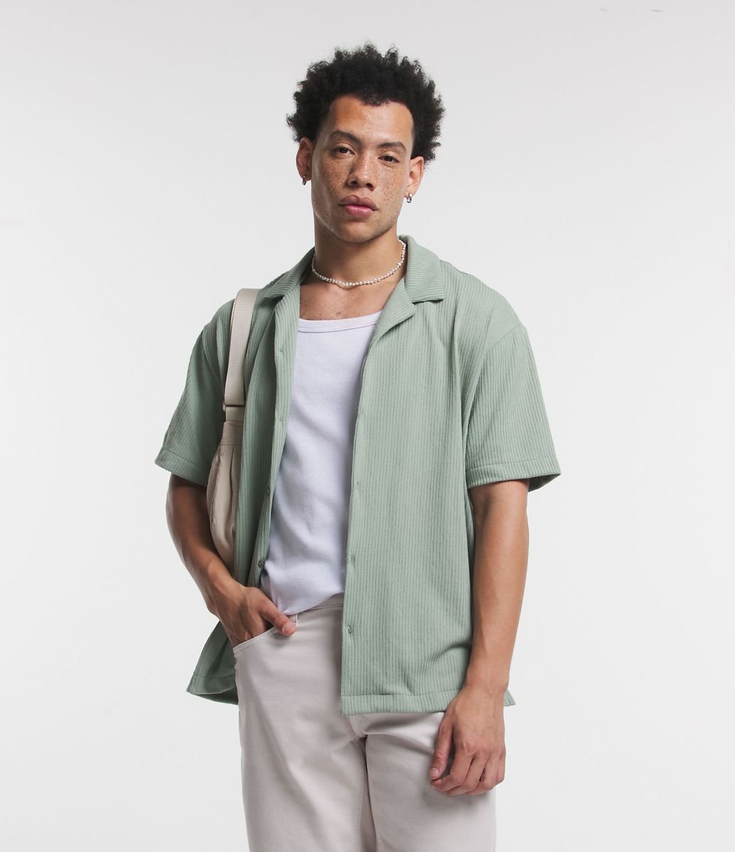 Camisa Boxy em Meia Malha com Textura e Lapela Verde