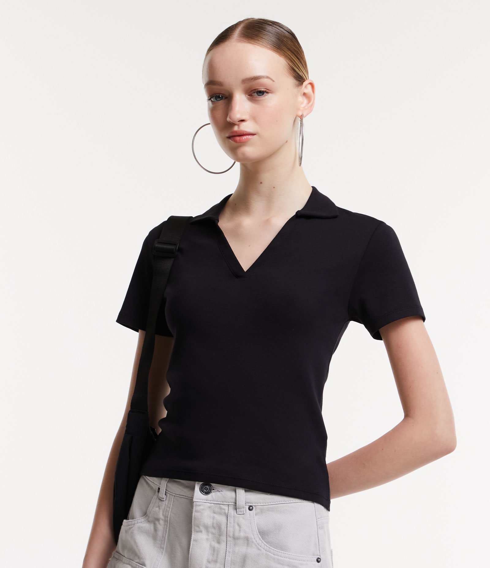Blusa Polo Cropped em meia malha e Manga Curta Preto