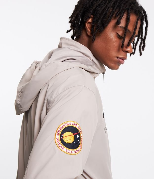 Jaqueta Quebra-Vento com Capuz e Estampa Nasa Cinza