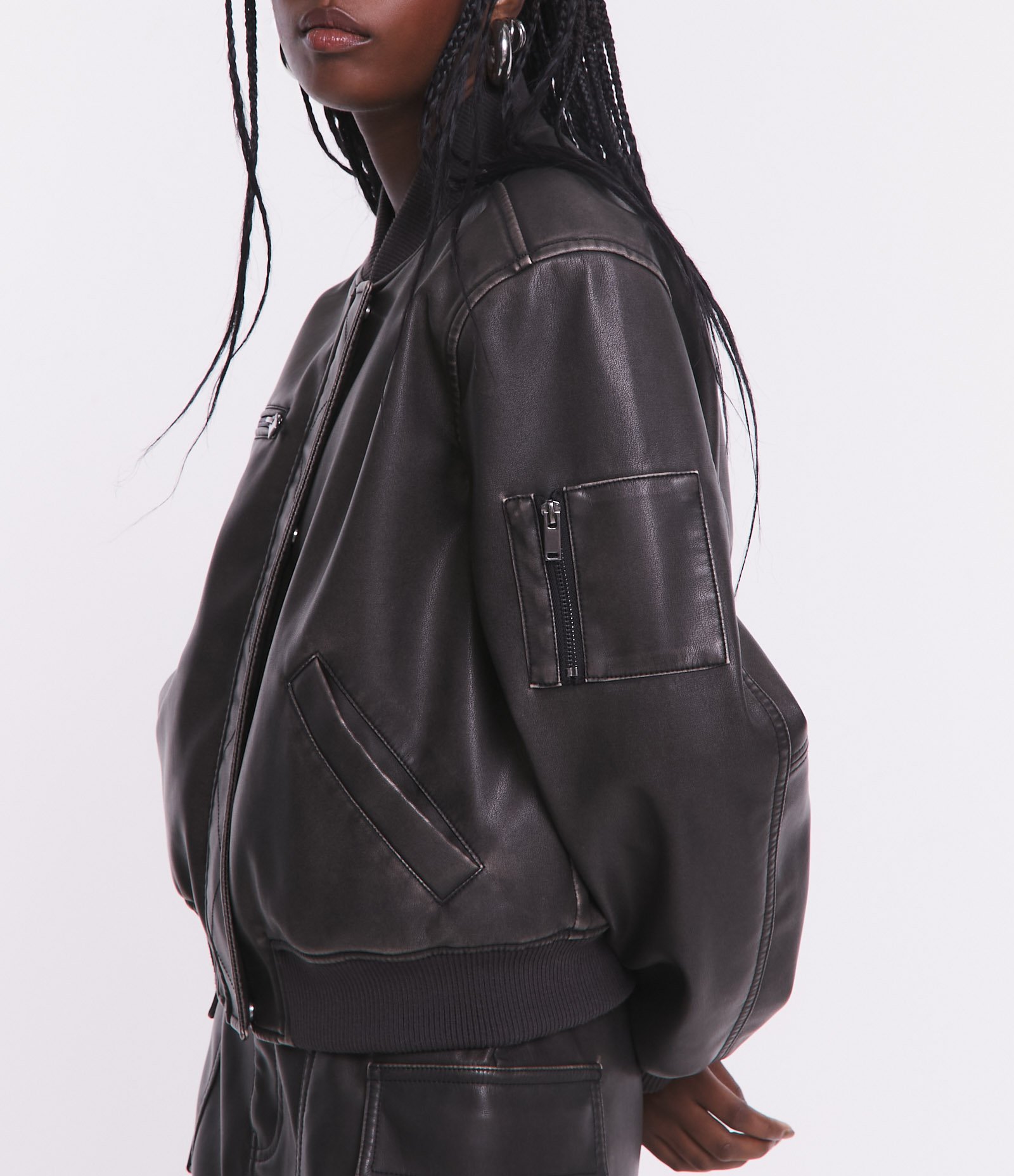 Jaqueta Bomber em Material Sintético com Detalhes em Ribana Marrom