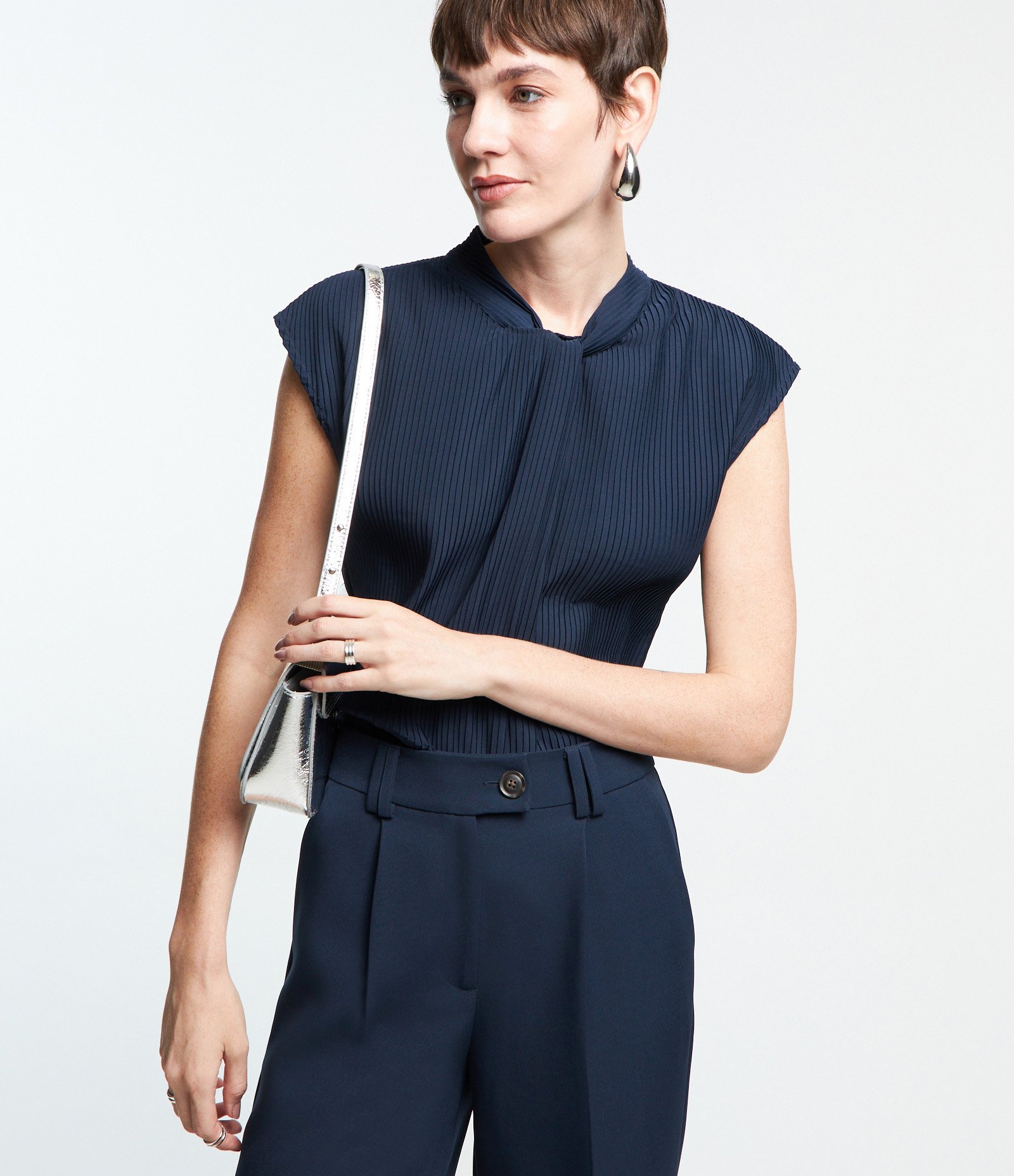 Blusa Muscle Tee em Crepe com Detalhe na Gola e Textura Plissada Azul