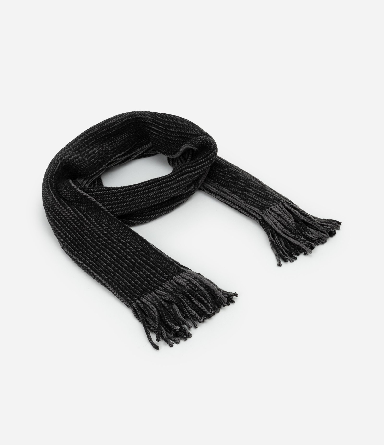 Cachecol em Tricô com Franjas e Efeito Mescla Preto Estonado