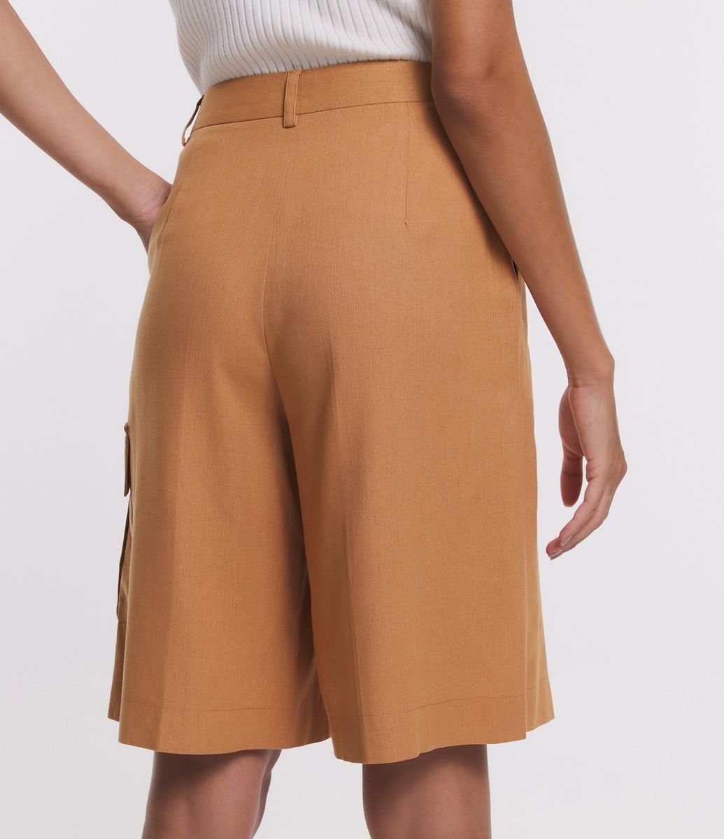 Bermuda Alongada em Viscolinho com Bolso Lapela Lateral Marrom - Renner