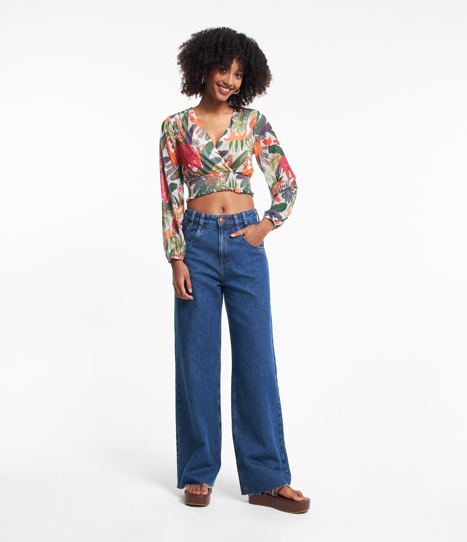 Blusa Curta em Tule com Decote Transpassado e Estampa Tropical Branco
