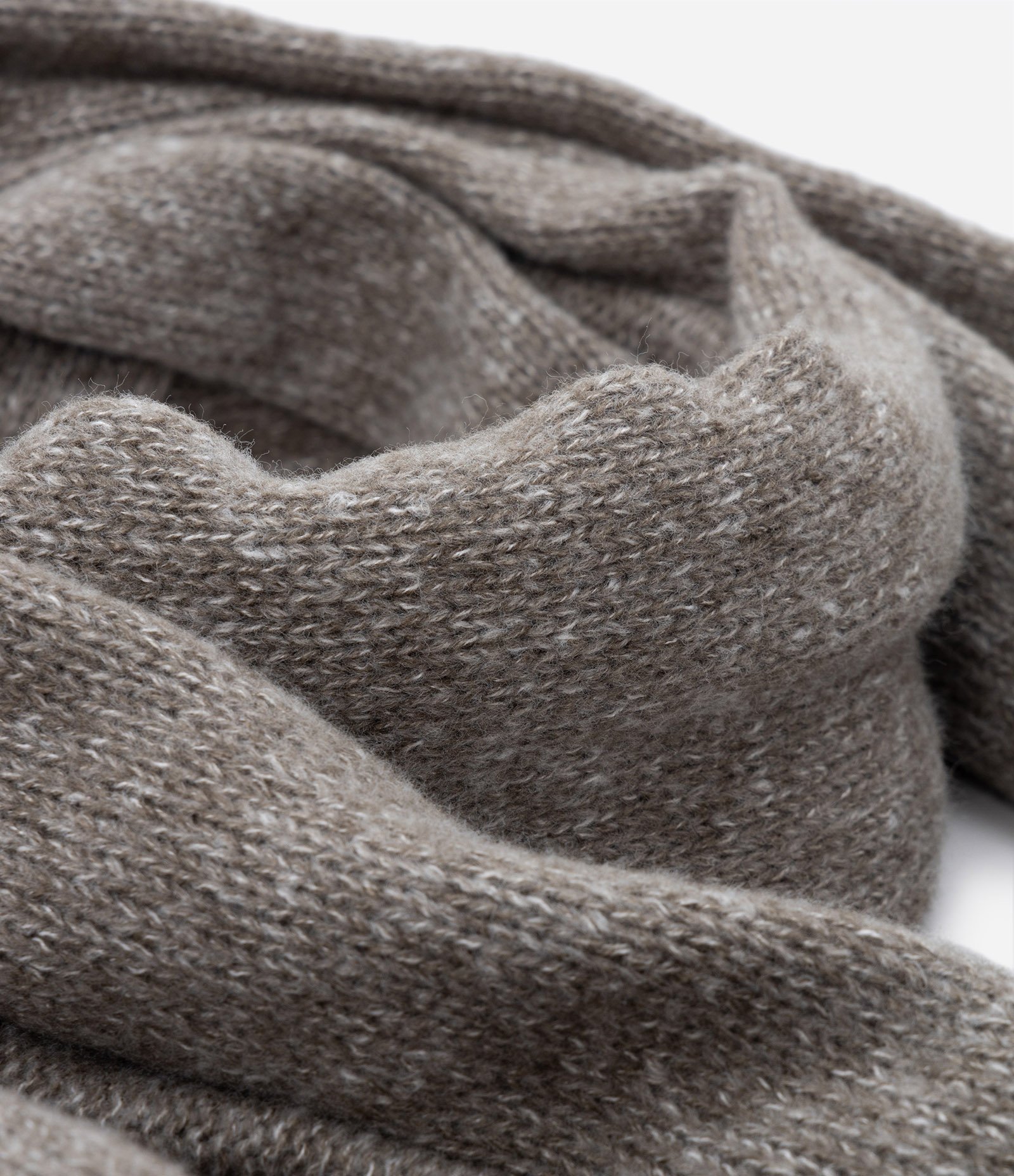 Cachecol em Tricô com Efeito Mescla e Textura Canelada nas Pontas Cinza